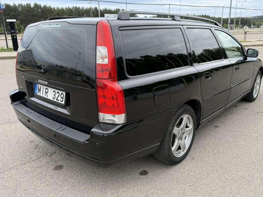 Black Volvo V70 2007 in Vilnius, with an engine capacity of 2.40 L and mileage of 550 thousand km for 1499 €, photo 4 on AUTOMOTO.COM.LV