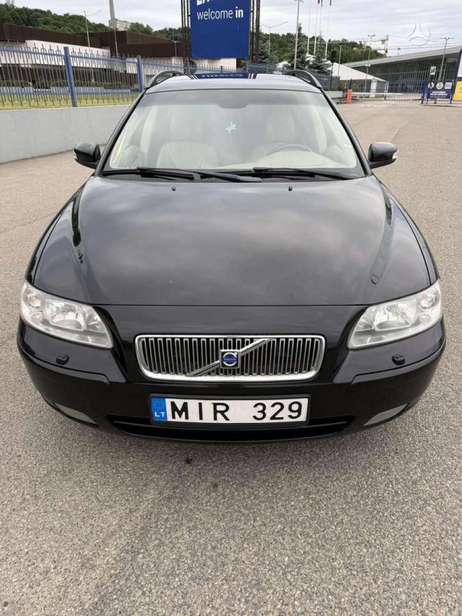Black Volvo V70 2007 in Vilnius, with an engine capacity of 2.40 L and mileage of 550 thousand km for 1499 €, photo 6 on AUTOMOTO.COM.LV