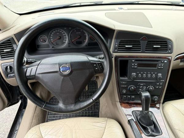 Black Volvo V70 2007 in Vilnius, with an engine capacity of 2.40 L and mileage of 550 thousand km for 1499 €, photo 7 on AUTOMOTO.COM.LV
