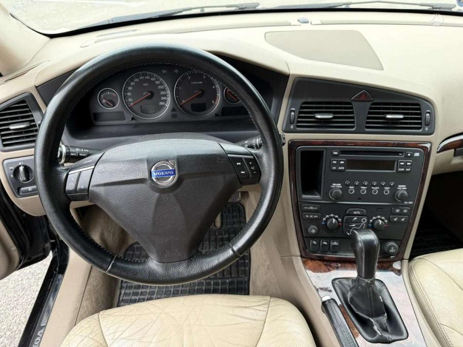 Black Volvo V70 2007 in Vilnius, with an engine capacity of 2.40 L and mileage of 550 thousand km for 1499 €, photo 8 on AUTOMOTO.COM.LV