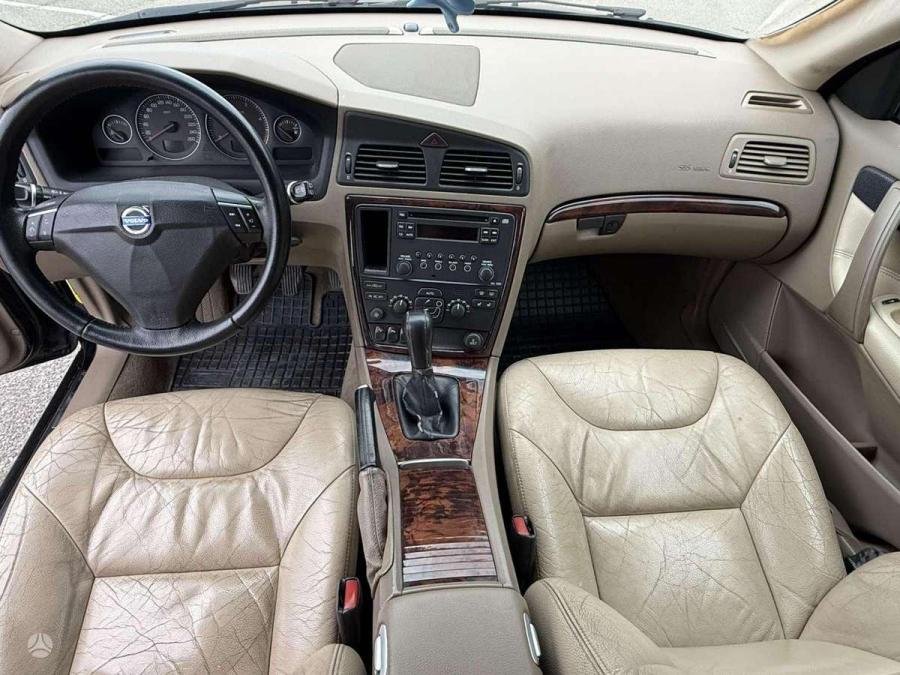 Black Volvo V70 2007 in Vilnius, with an engine capacity of 2.40 L and mileage of 550 thousand km for 1499 €, photo 9 on AUTOMOTO.COM.LV