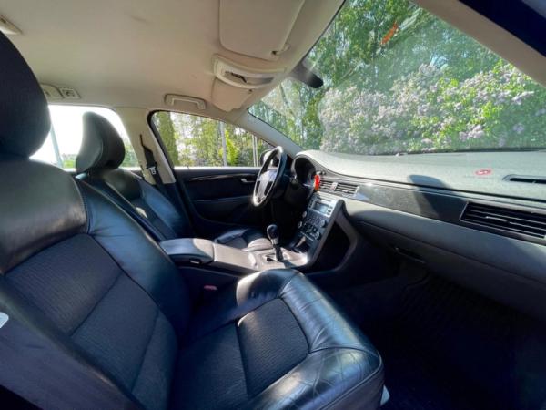 Black Volvo V70 2007 in Riga, with an engine capacity of 2.40 L and mileage of 0 thousand km for 4500 €, photo 8 on AUTOMOTO.COM.LV