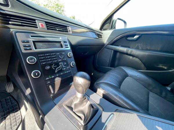 Black Volvo V70 2007 in Riga, with an engine capacity of 2.40 L and mileage of 0 thousand km for 4500 €, photo 10 on AUTOMOTO.COM.LV