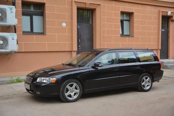 Melns Volvo V70 2007 Rīga, ar dzinēja tilpumu 2.40 L un nobraukumu 287 tūkst. km par 3400 €, foto 1 vietnē AUTOMOTO.COM.LV