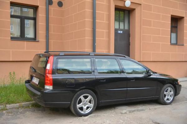 Melns Volvo V70 2007 Rīga, ar dzinēja tilpumu 2.40 L un nobraukumu 287 tūkst. km par 3400 €, foto 3 vietnē AUTOMOTO.COM.LV