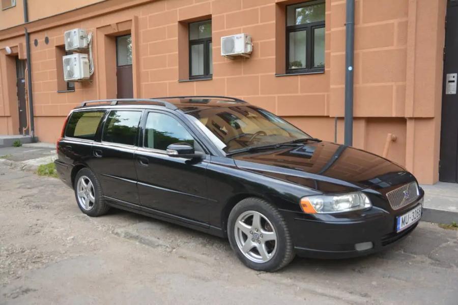 Black Volvo V70 2007 in Riga, with an engine capacity of 2.40 L and mileage of 287 thousand km for 3400 €, photo 5 on AUTOMOTO.COM.LV