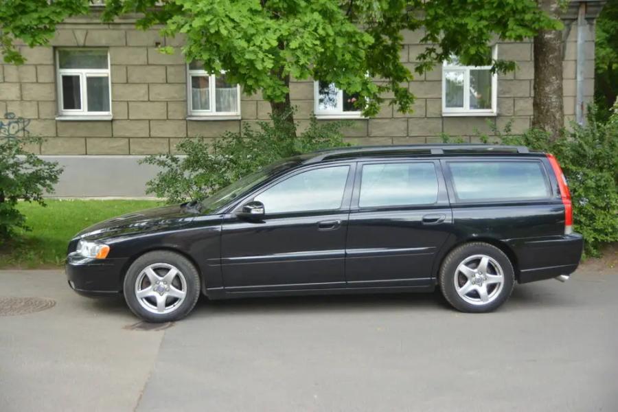 Black Volvo V70 2007 in Riga, with an engine capacity of 2.40 L and mileage of 287 thousand km for 3400 €, photo 6 on AUTOMOTO.COM.LV