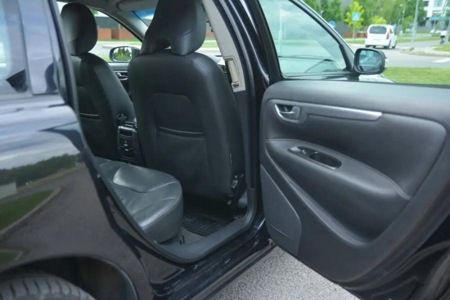 Black Volvo V70 2007 in Riga, with an engine capacity of 2.40 L and mileage of 287 thousand km for 3400 €, photo 10 on AUTOMOTO.COM.LV