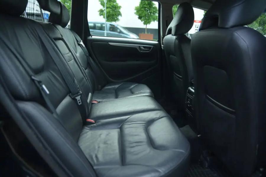Black Volvo V70 2007 in Riga, with an engine capacity of 2.40 L and mileage of 287 thousand km for 3400 €, photo 11 on AUTOMOTO.COM.LV
