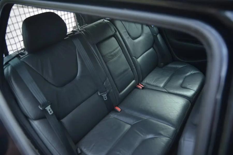 Black Volvo V70 2007 in Riga, with an engine capacity of 2.40 L and mileage of 287 thousand km for 3400 €, photo 12 on AUTOMOTO.COM.LV