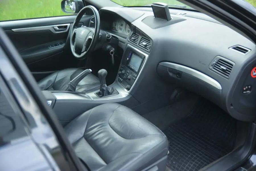 Black Volvo V70 2007 in Riga, with an engine capacity of 2.40 L and mileage of 287 thousand km for 3400 €, photo 13 on AUTOMOTO.COM.LV