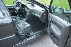 Black Volvo V70 2007 in Riga, with an engine capacity of 2.40 L and mileage of 287 thousand km for 3400 €, photo 14 on AUTOMOTO.COM.LV