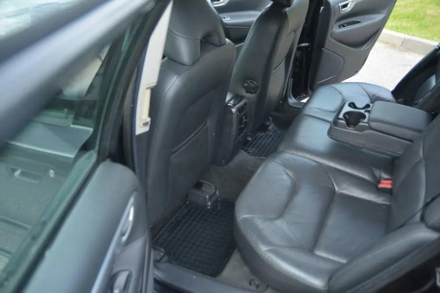 Black Volvo V70 2007 in Riga, with an engine capacity of 2.40 L and mileage of 287 thousand km for 3400 €, photo 15 on AUTOMOTO.COM.LV
