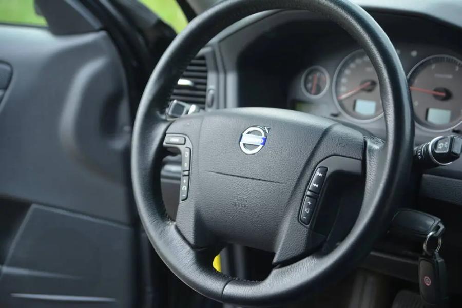 Black Volvo V70 2007 in Riga, with an engine capacity of 2.40 L and mileage of 287 thousand km for 3400 €, photo 16 on AUTOMOTO.COM.LV
