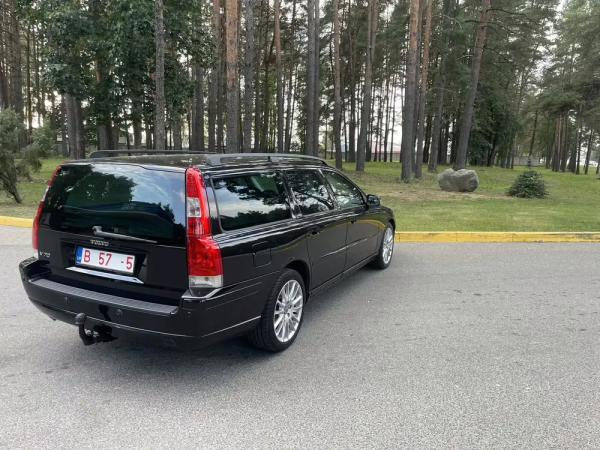 Black Volvo V70 2007 in Riga, with an engine capacity of 2.40 L and mileage of 237 thousand km for 2500 €, photo 4 on AUTOMOTO.COM.LV