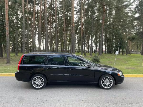 Black Volvo V70 2007 in Riga, with an engine capacity of 2.40 L and mileage of 237 thousand km for 2500 €, photo 7 on AUTOMOTO.COM.LV