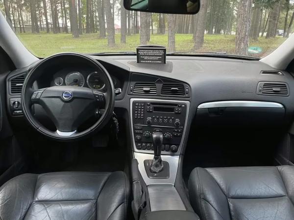 Black Volvo V70 2007 in Riga, with an engine capacity of 2.40 L and mileage of 237 thousand km for 2500 €, photo 8 on AUTOMOTO.COM.LV