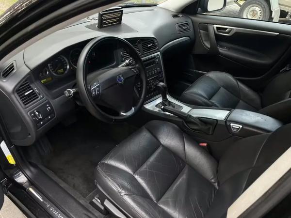 Black Volvo V70 2007 in Riga, with an engine capacity of 2.40 L and mileage of 237 thousand km for 2500 €, photo 10 on AUTOMOTO.COM.LV