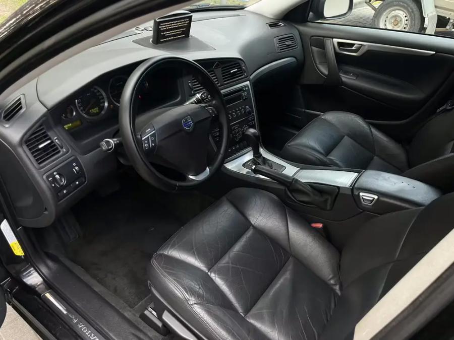 Black Volvo V70 2007 in Riga, with an engine capacity of 2.40 L and mileage of 237 thousand km for 2500 €, photo 11 on AUTOMOTO.COM.LV