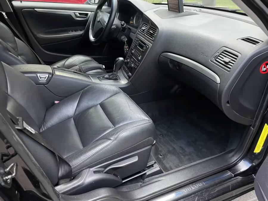 Black Volvo V70 2007 in Riga, with an engine capacity of 2.40 L and mileage of 237 thousand km for 2500 €, photo 12 on AUTOMOTO.COM.LV