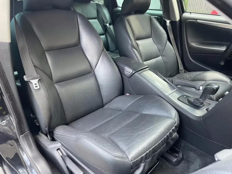 Black Volvo V70 2007 in Riga, with an engine capacity of 2.40 L and mileage of 237 thousand km for 2500 €, photo 15 on AUTOMOTO.COM.LV