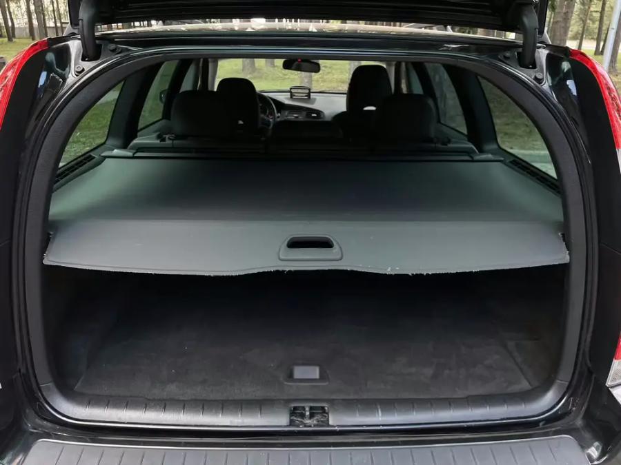 Black Volvo V70 2007 in Riga, with an engine capacity of 2.40 L and mileage of 237 thousand km for 2500 €, photo 16 on AUTOMOTO.COM.LV