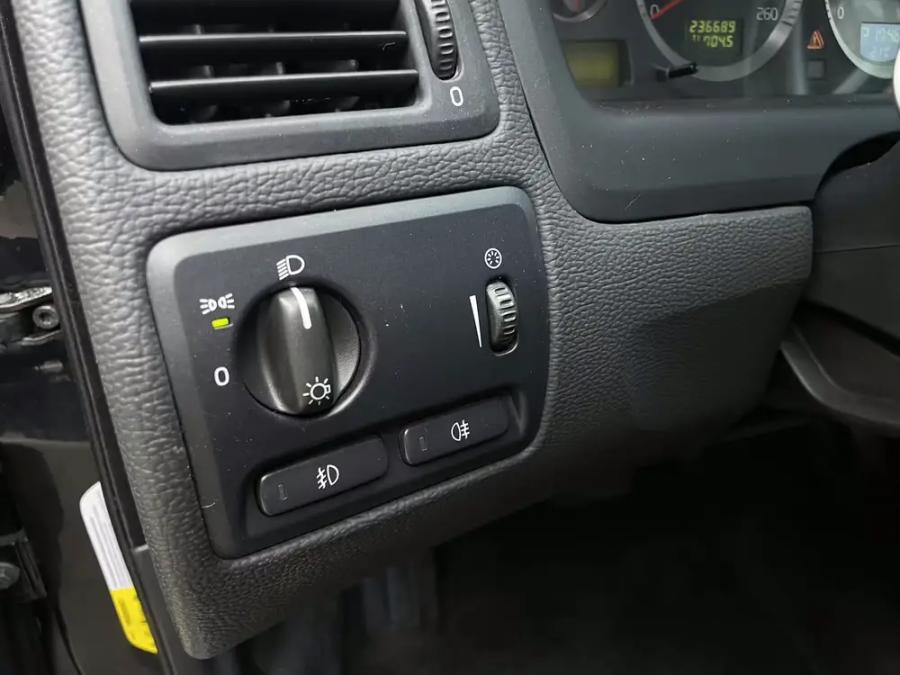 Black Volvo V70 2007 in Riga, with an engine capacity of 2.40 L and mileage of 237 thousand km for 2500 €, photo 23 on AUTOMOTO.COM.LV