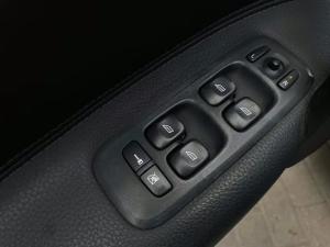 Black Volvo V70 2007 in Riga, with an engine capacity of 2.40 L and mileage of 237 thousand km for 2500 €, photo 24 on AUTOMOTO.COM.LV