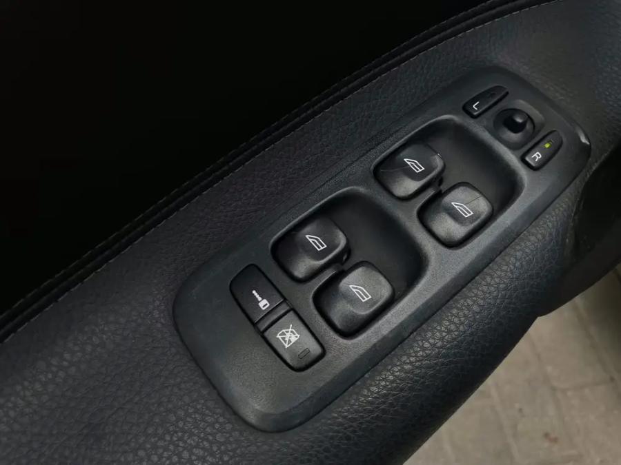 Black Volvo V70 2007 in Riga, with an engine capacity of 2.40 L and mileage of 237 thousand km for 2500 €, photo 24 on AUTOMOTO.COM.LV