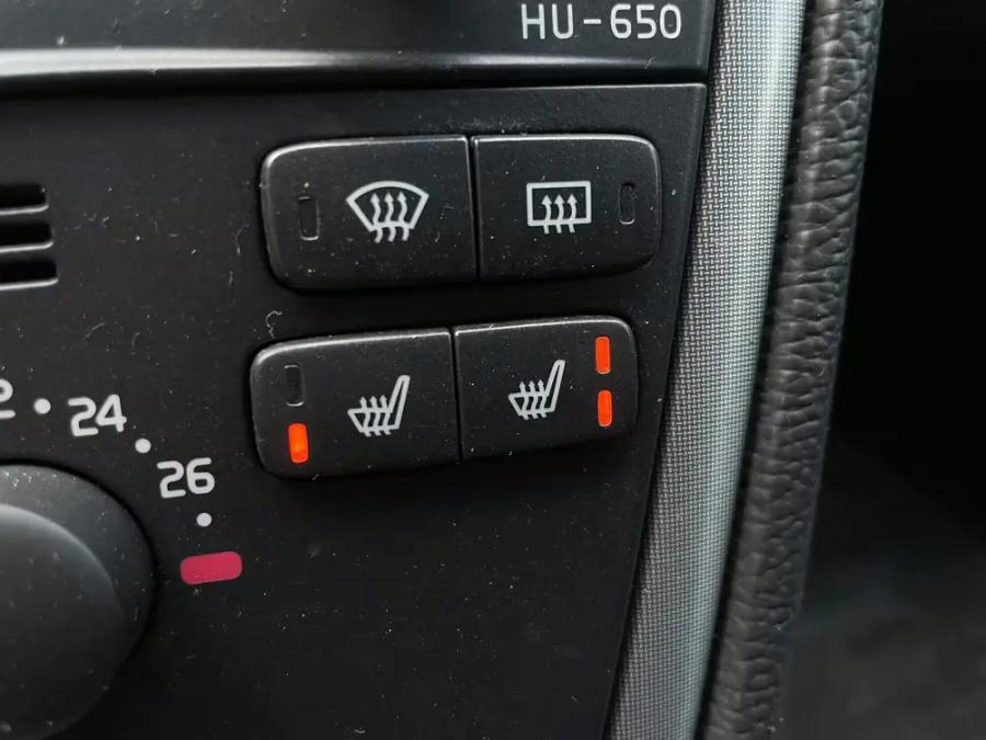 Black Volvo V70 2007 in Riga, with an engine capacity of 2.40 L and mileage of 237 thousand km for 2500 €, photo 25 on AUTOMOTO.COM.LV