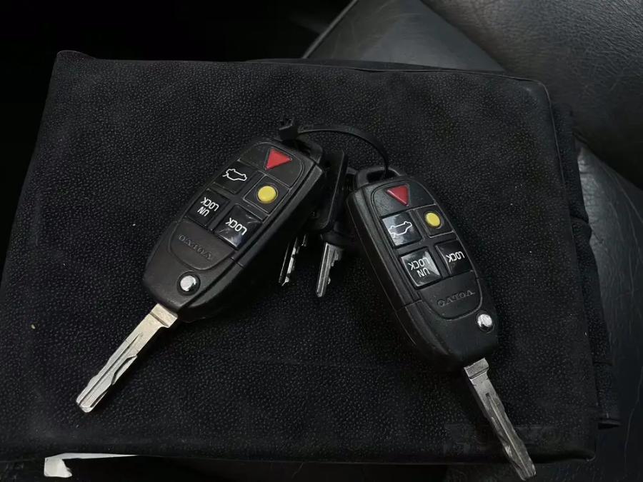 Black Volvo V70 2007 in Riga, with an engine capacity of 2.40 L and mileage of 237 thousand km for 2500 €, photo 26 on AUTOMOTO.COM.LV