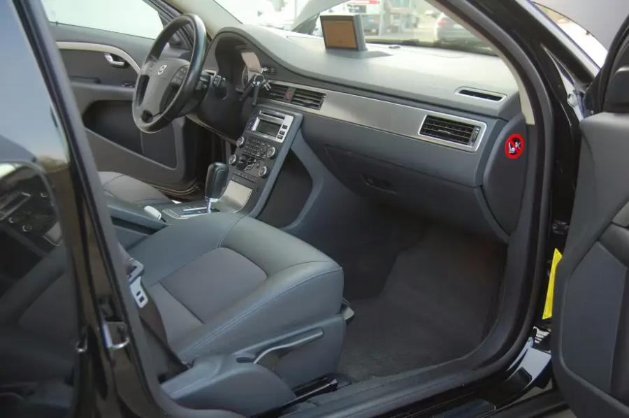 Melns Volvo V70 2007 Jēkabpils, ar dzinēja tilpumu 2.40 L un nobraukumu 255 tūkst. km par 5700 €, foto 13 vietnē AUTOMOTO.COM.LV