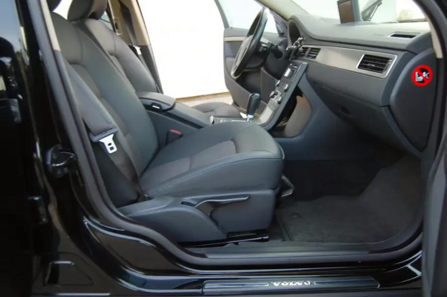 Melns Volvo V70 2007 Jēkabpils, ar dzinēja tilpumu 2.40 L un nobraukumu 255 tūkst. km par 5700 €, foto 14 vietnē AUTOMOTO.COM.LV