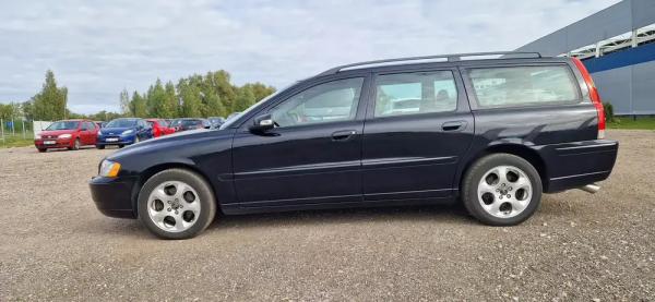 Black Volvo V70 2007 in Daugavpils, with an engine capacity of 2.40 L and mileage of 391 thousand km for 2950 €, photo 2 on AUTOMOTO.COM.LV