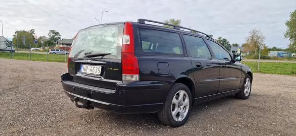 Black Volvo V70 2007 in Daugavpils, with an engine capacity of 2.40 L and mileage of 391 thousand km for 2950 €, photo 5 on AUTOMOTO.COM.LV