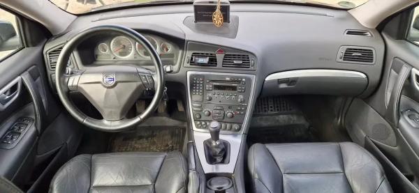 Black Volvo V70 2007 in Daugavpils, with an engine capacity of 2.40 L and mileage of 391 thousand km for 2950 €, photo 9 on AUTOMOTO.COM.LV