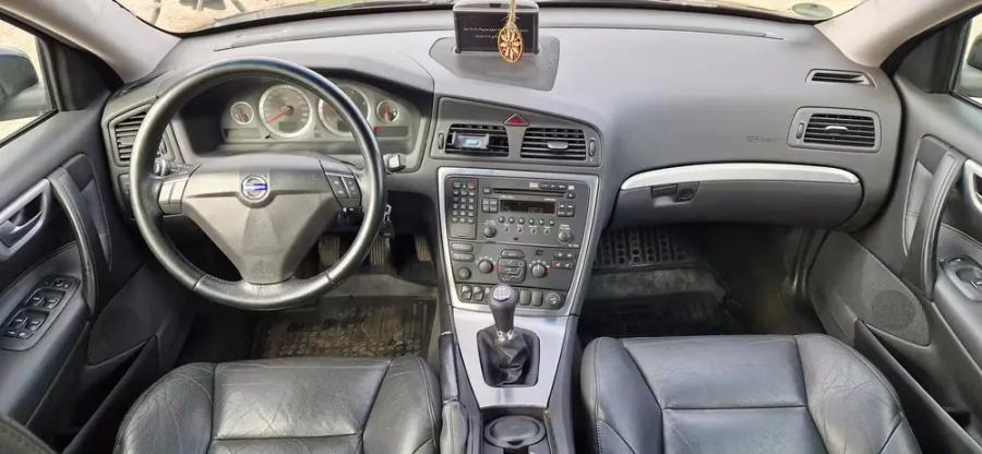 Black Volvo V70 2007 in Daugavpils, with an engine capacity of 2.40 L and mileage of 391 thousand km for 2950 €, photo 10 on AUTOMOTO.COM.LV