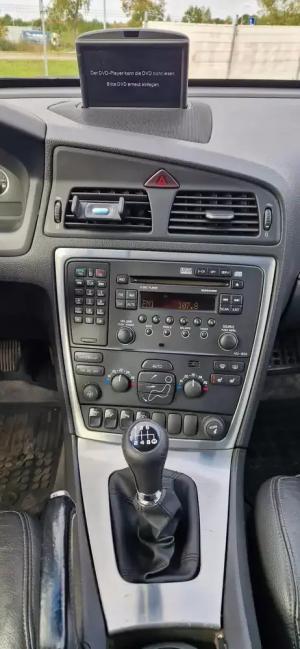 Black Volvo V70 2007 in Daugavpils, with an engine capacity of 2.40 L and mileage of 391 thousand km for 2950 €, photo 12 on AUTOMOTO.COM.LV