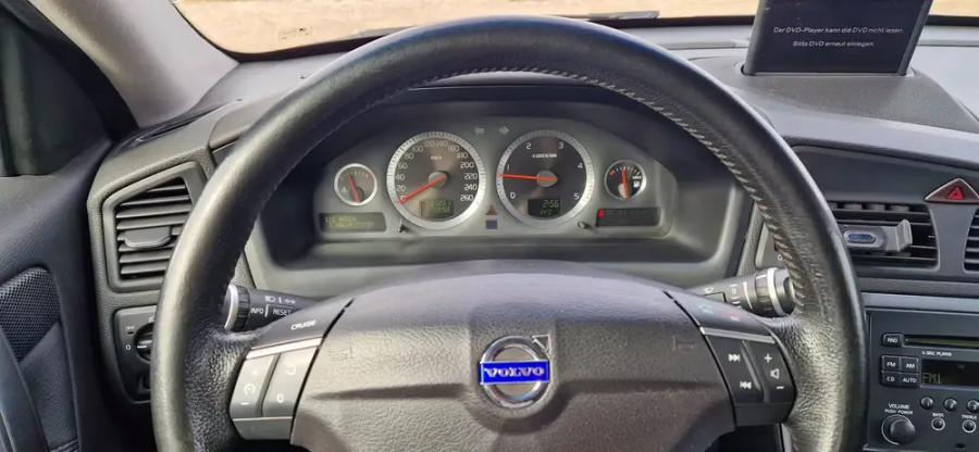 Black Volvo V70 2007 in Daugavpils, with an engine capacity of 2.40 L and mileage of 391 thousand km for 2950 €, photo 13 on AUTOMOTO.COM.LV