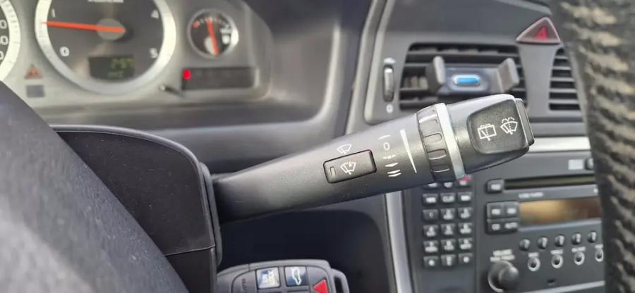Black Volvo V70 2007 in Daugavpils, with an engine capacity of 2.40 L and mileage of 391 thousand km for 2950 €, photo 15 on AUTOMOTO.COM.LV