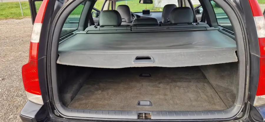 Black Volvo V70 2007 in Daugavpils, with an engine capacity of 2.40 L and mileage of 391 thousand km for 2950 €, photo 24 on AUTOMOTO.COM.LV
