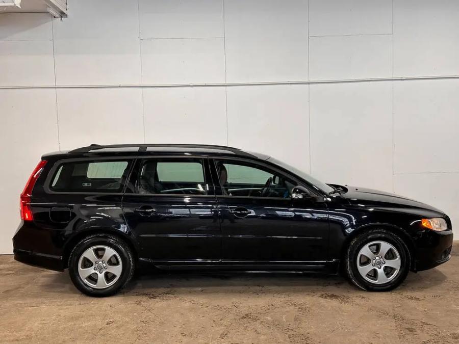 Black Volvo V70 2007 in Jurmala, with an engine capacity of 2.40 L and mileage of 456 thousand km for 4850 €, photo 8 on AUTOMOTO.COM.LV