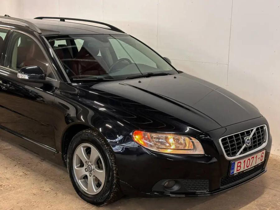 Black Volvo V70 2007 in Jurmala, with an engine capacity of 2.40 L and mileage of 456 thousand km for 4850 €, photo 9 on AUTOMOTO.COM.LV