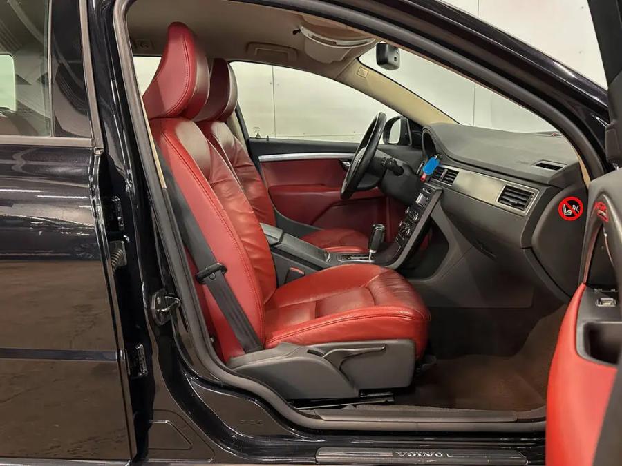 Black Volvo V70 2007 in Jurmala, with an engine capacity of 2.40 L and mileage of 456 thousand km for 4850 €, photo 18 on AUTOMOTO.COM.LV