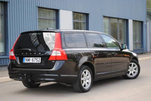 Black Volvo V70 2007 in Riga, with an engine capacity of 2.40 L and mileage of 336 thousand km for 3390 €, photo 2 on AUTOMOTO.COM.LV