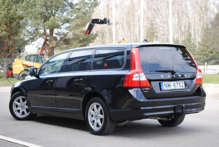 Black Volvo V70 2007 in Riga, with an engine capacity of 2.40 L and mileage of 336 thousand km for 3390 €, photo 4 on AUTOMOTO.COM.LV