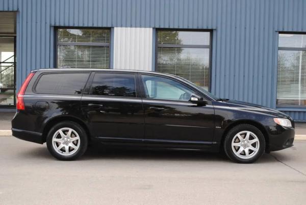 Black Volvo V70 2007 in Riga, with an engine capacity of 2.40 L and mileage of 336 thousand km for 3390 €, photo 6 on AUTOMOTO.COM.LV