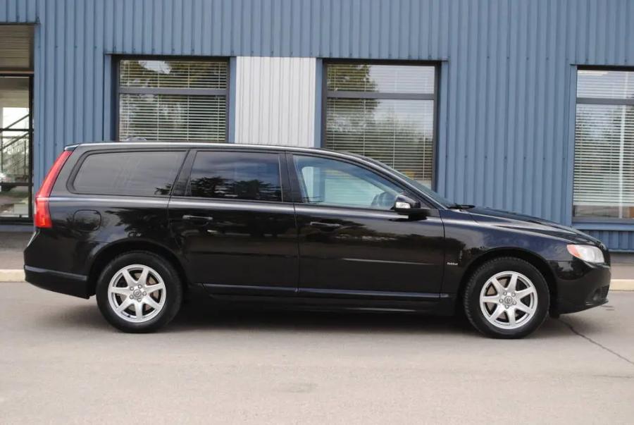 Black Volvo V70 2007 in Riga, with an engine capacity of 2.40 L and mileage of 336 thousand km for 3390 €, photo 7 on AUTOMOTO.COM.LV