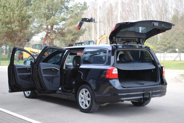 Black Volvo V70 2007 in Riga, with an engine capacity of 2.40 L and mileage of 336 thousand km for 3390 €, photo 7 on AUTOMOTO.COM.LV