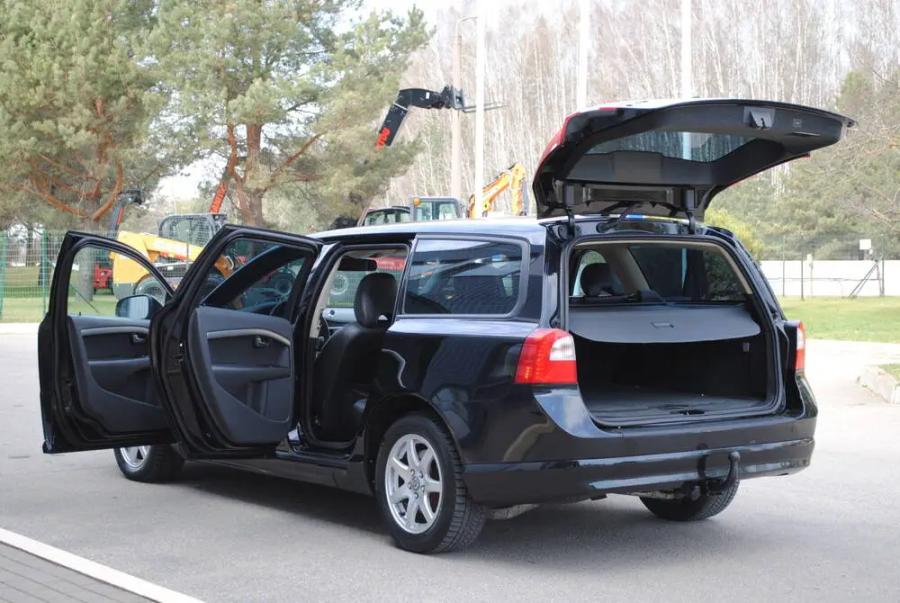 Black Volvo V70 2007 in Riga, with an engine capacity of 2.40 L and mileage of 336 thousand km for 3390 €, photo 8 on AUTOMOTO.COM.LV